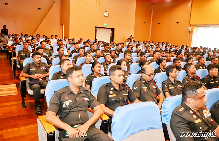 Army Chief Addresses Staff of Army Hospital, Colombo | Sri Lanka Army