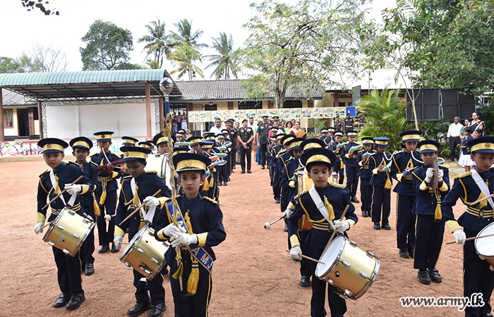 Army Troops Organised a Stationery Distribution | Sri Lanka Army